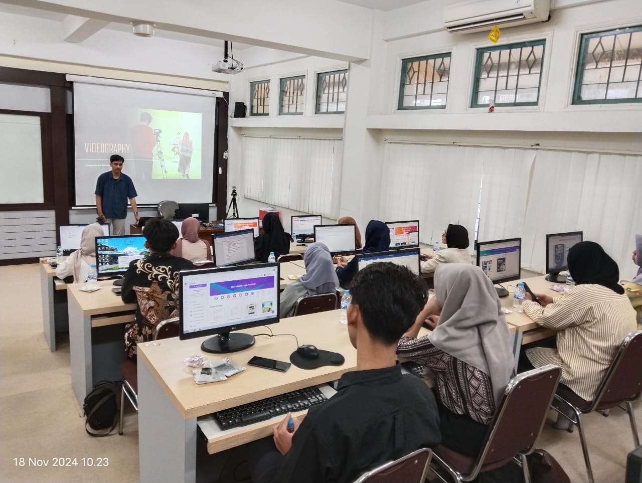 Pelatihan Desain Grafis dan Videografi untuk Marketing Communication ...